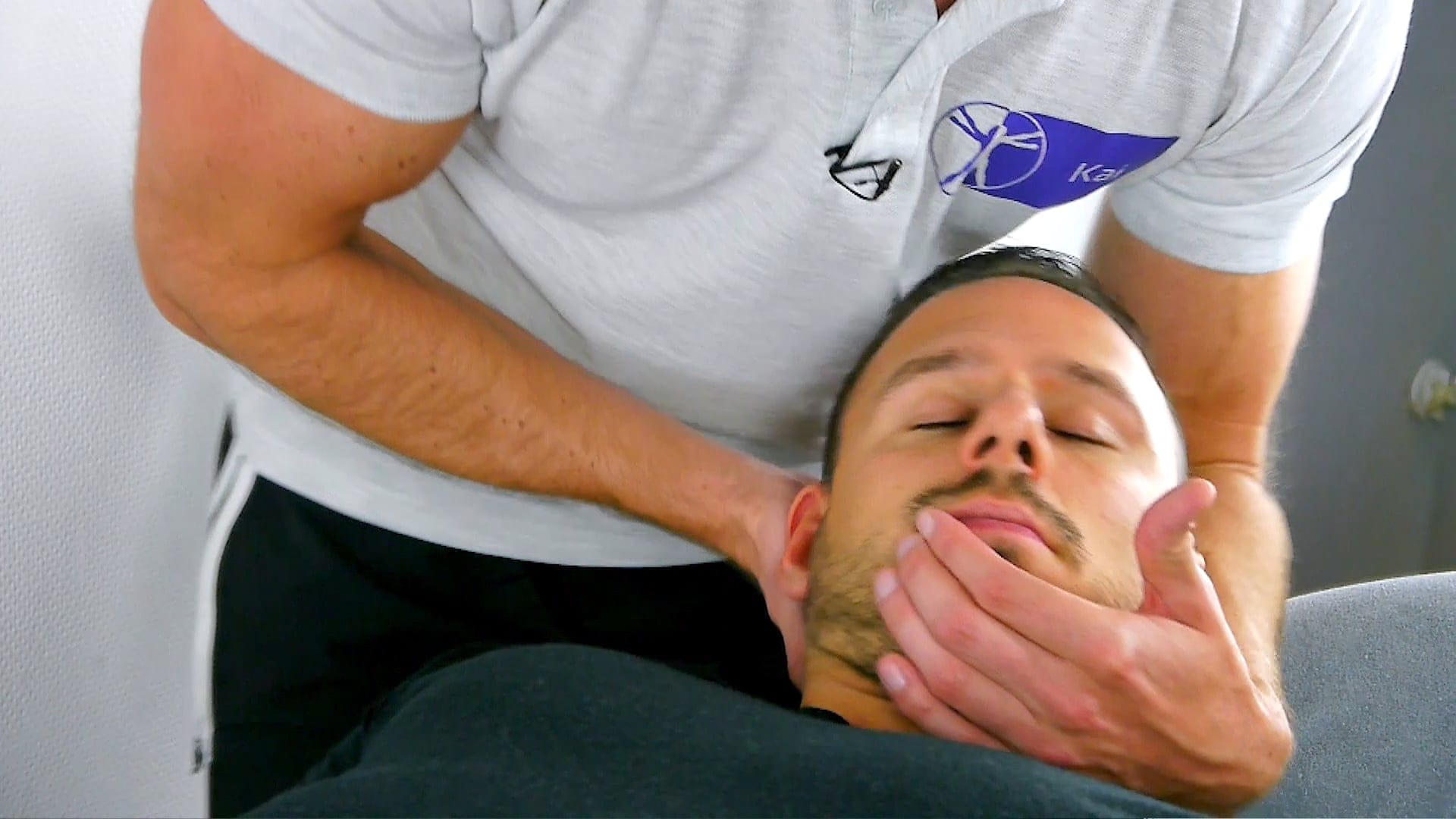 Mid-cervical Uslope Rotation Manipulation (supine) - Physiotutors